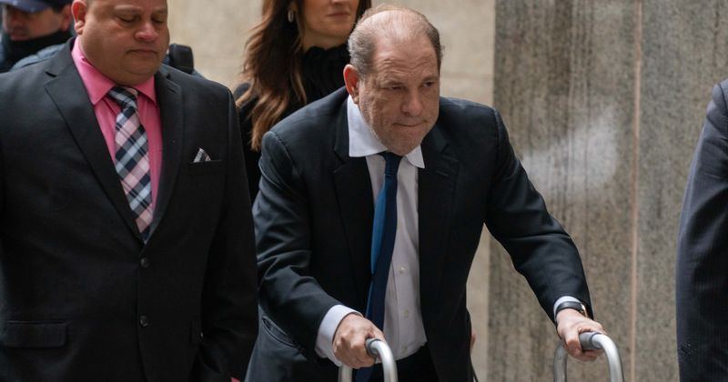 Harvey Weinstein releases photo of himself in hospital to prove he isn ...