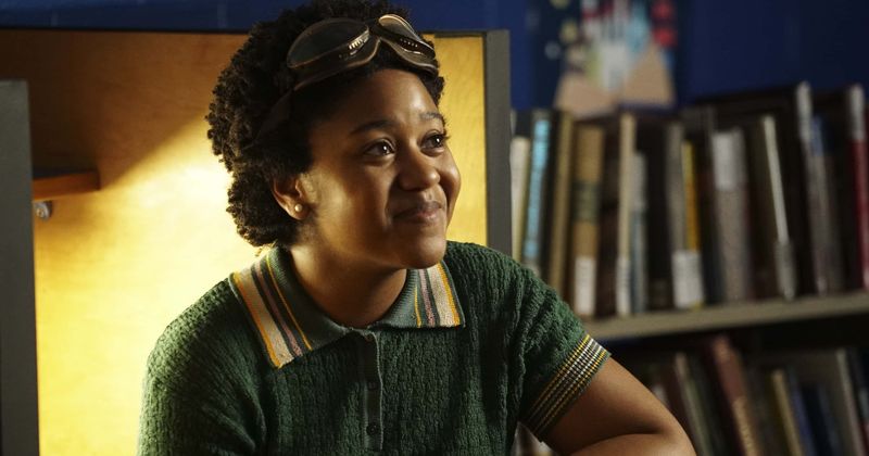 'Stargirl': Beth Chapel needs to find a way to strike out on her own ...